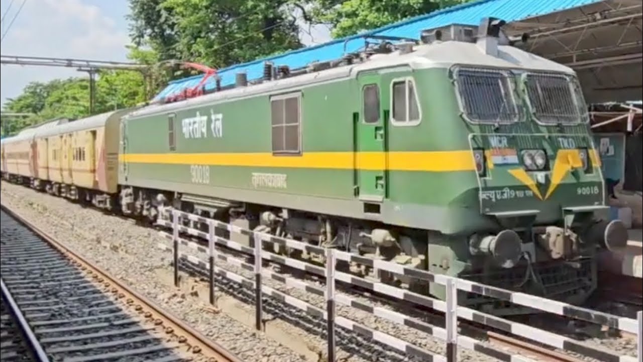 WAG9HH 90018 UNIQUE SILVER/GREEN/YELLOW/GREEN FREIGHT ENGINE ARRIVES ...