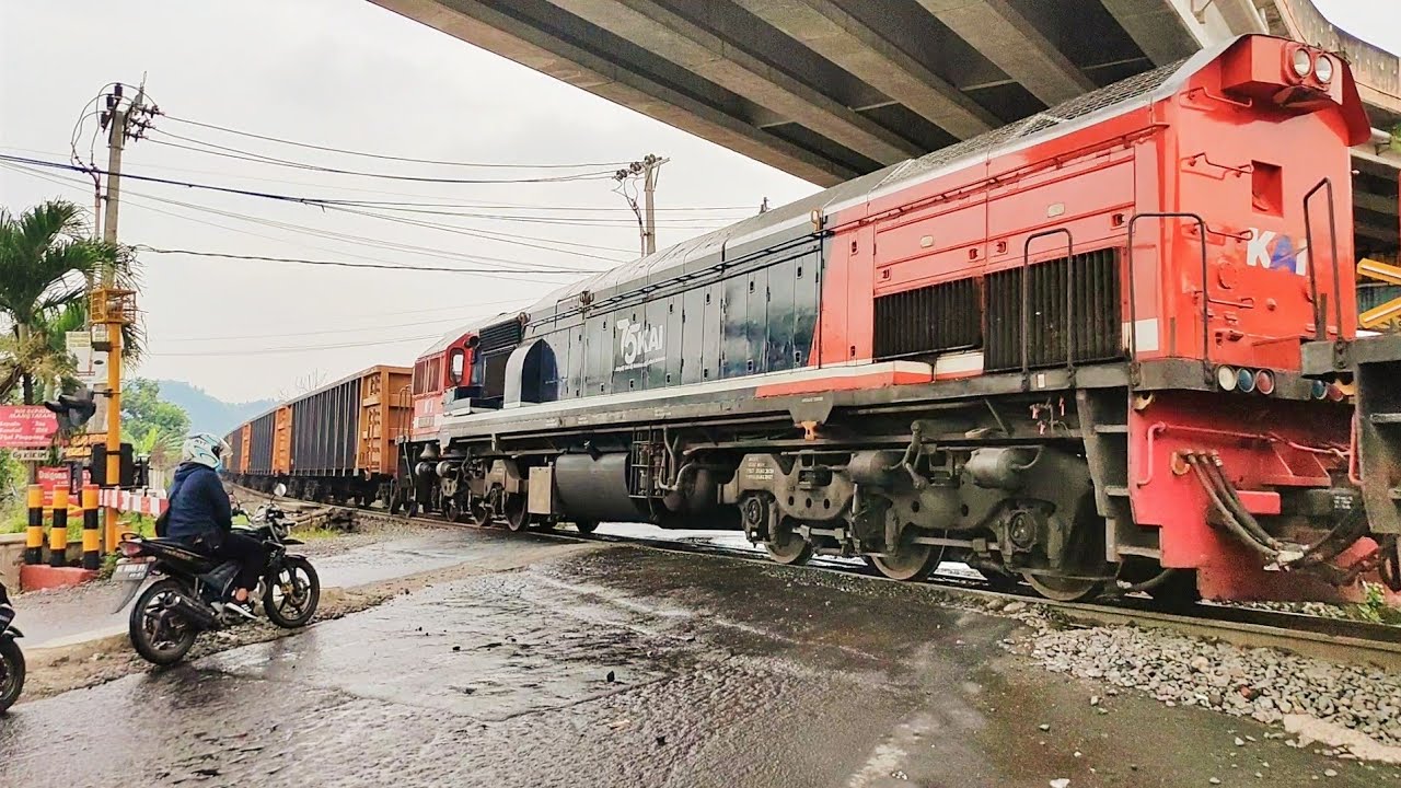 Railroad Crossing Indonesia | Kereta Babaranjang - YouTube
