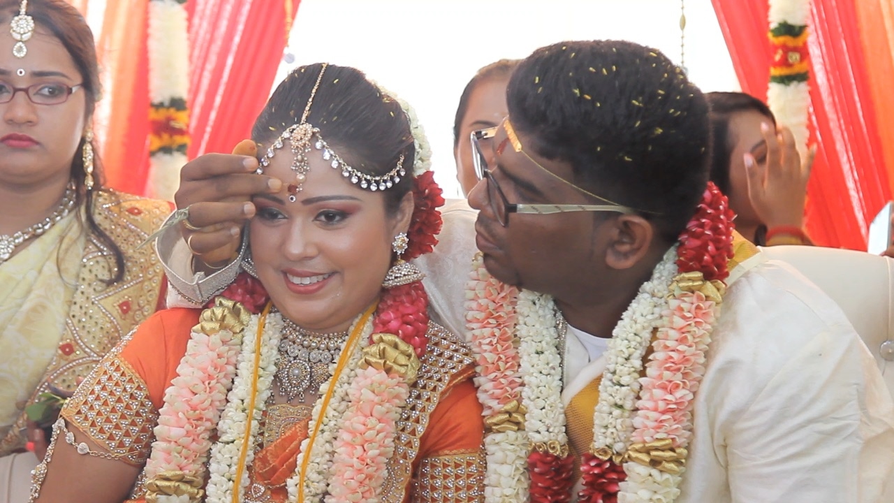 Beautiful Hindu Wedding Highlights / Nanta Kumar & Vaane - YouTube