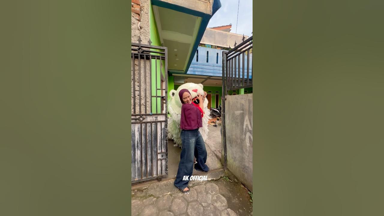 Cewek Cantik Berbaju Merah Keluarin Can Macanan Dari Kandangnya Malah di Gigit!!! - YouTube