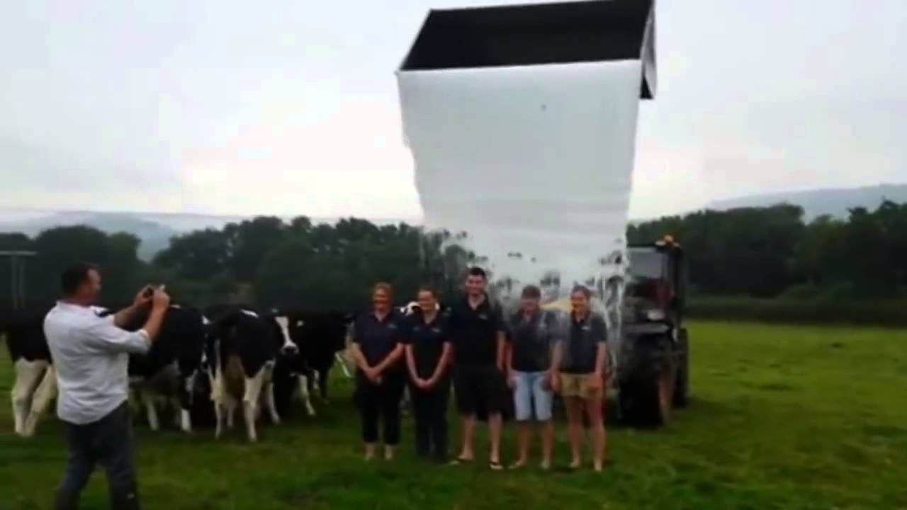 Britten starten 'milk bucket challenge' - YouTube