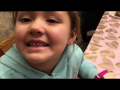 She lose her first tooth (pierde su primer diente)🦷 🤟🏼👀