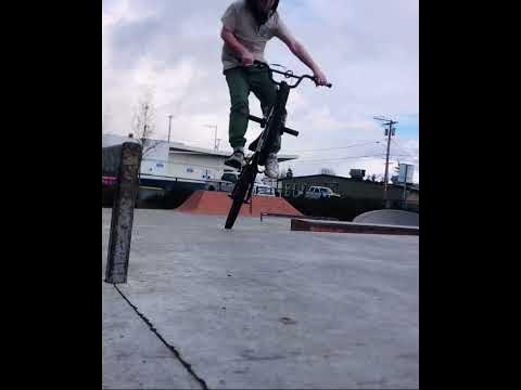 Bike jump at sk8 park - YouTube