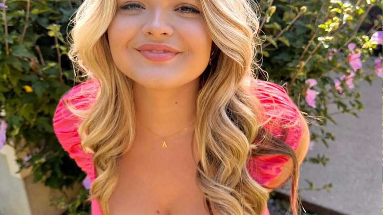 Abby Thompson Jo bio, curvy model |Plus size fashion modelIzzy,|Abby Thompson bio, wiki, age ...