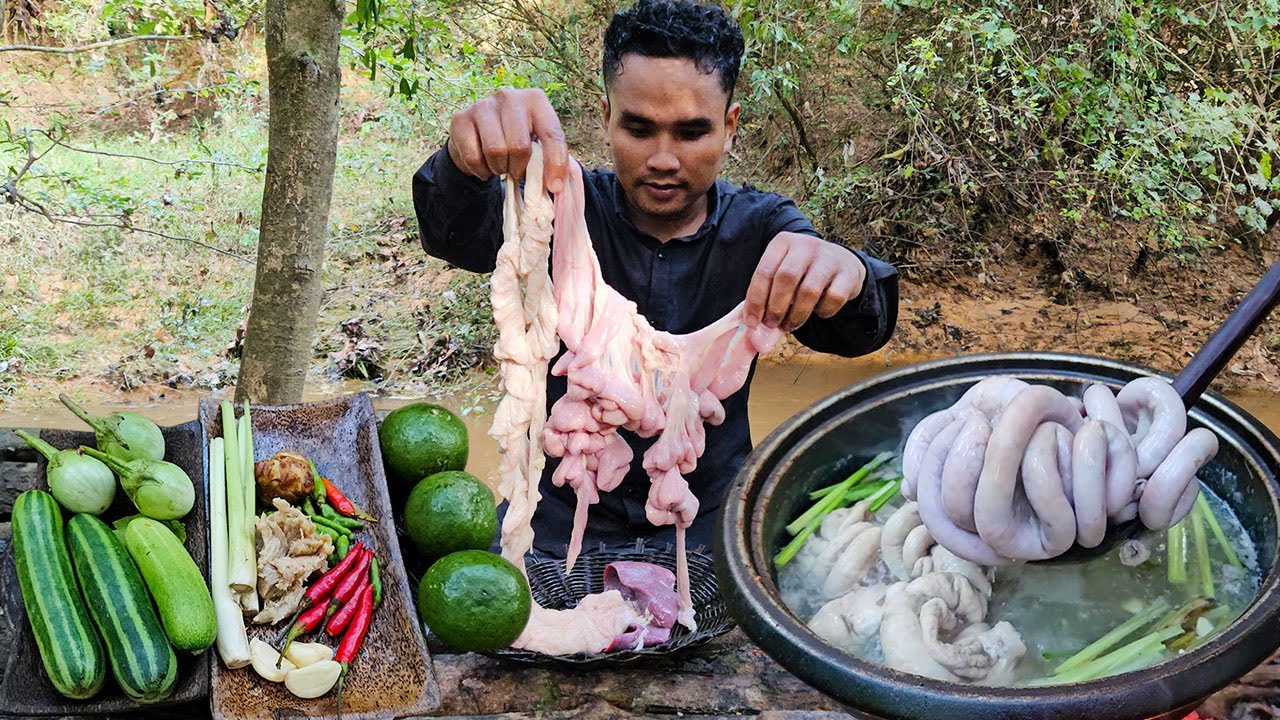 Pig entrails boiled with fermented fish past - Relaxing life in forest ...
