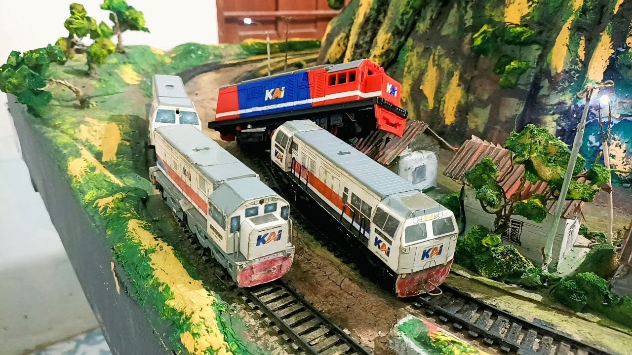 Kereta Api CC201 Merah Biru Menabrak Loko CC203 Di Dekat Jembatan ...