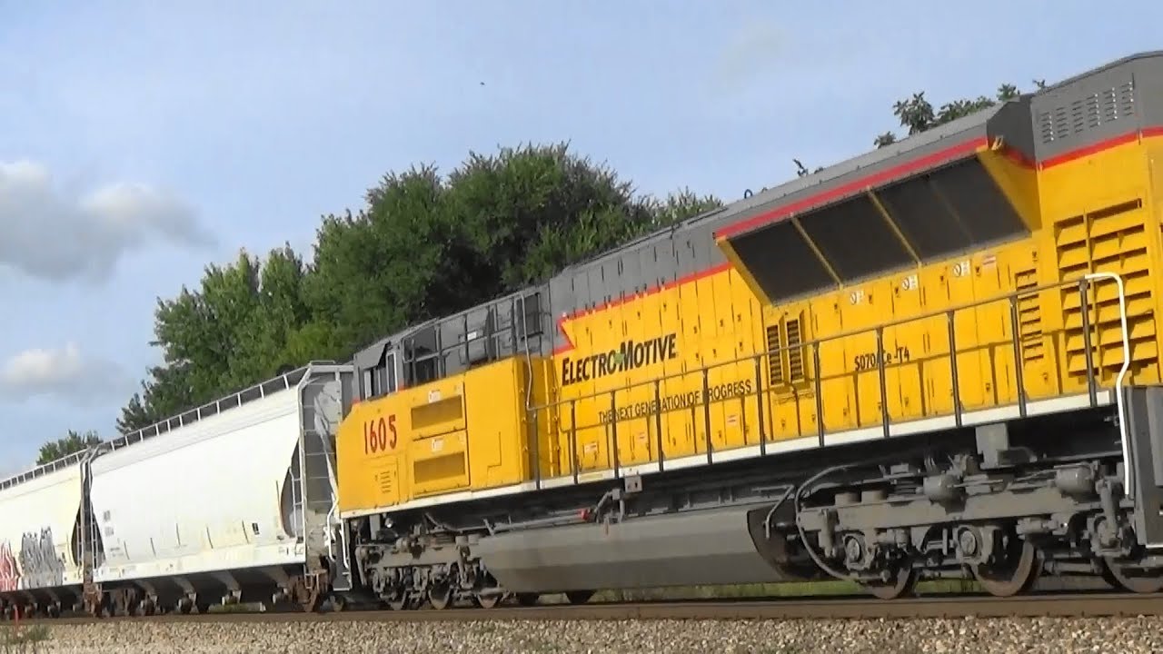 BNSF 9040 w/ EMDX 1605- SD70ACe-T4, Tolono, IL - YouTube