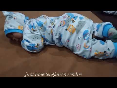 first time dek enzi tengkurep di temenin akak zamzi #3kiya #cute #baby #52day