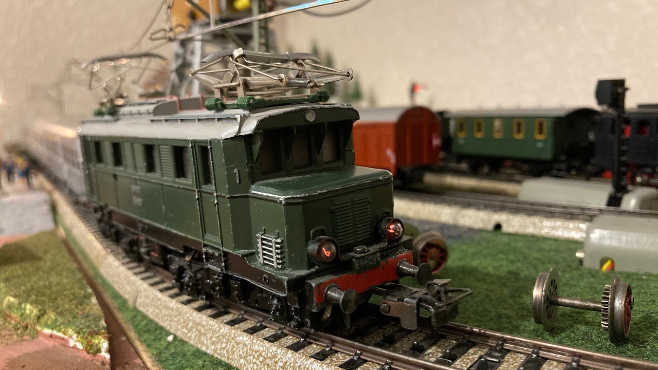 Märklin 3011 E-lok model train - YouTube