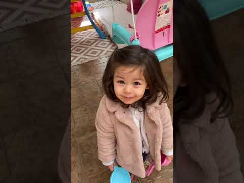 Elisa kaydıraktan kayıyor,  Annesine yemek pişiriyor ve köpeğiyle oynuyor.