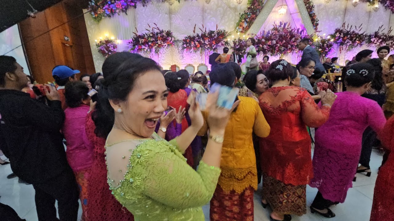 Yang senang sekali ibu ini manortor dapat saweran yang banyak ...