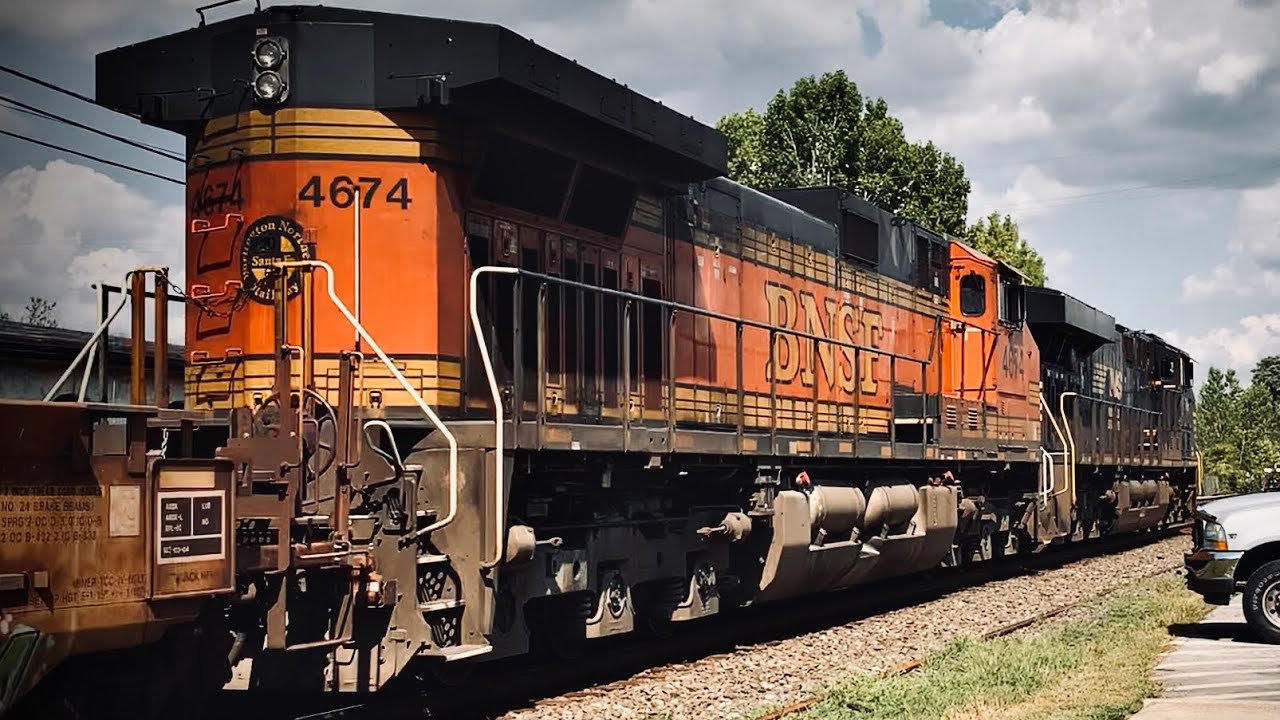 Norfolk Southern short intermodal with BNSF 4674 in Macungie Pa - YouTube