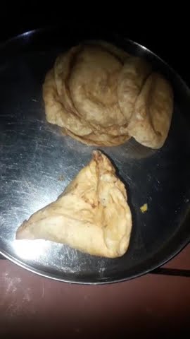 SAMOSA ROTI YA SAMOSA PURI KHANA KISKO PASAND HAI 😊😊# SHIVANI SHORTS ...