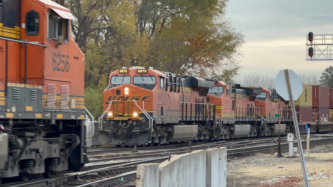 Meet! BNSF 6256 Meets BNSF 6970 on 10/30/22 - YouTube