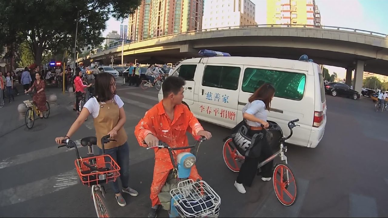 Beijing Red Cross Ambulance Responding 北京红十字会救护车使用国宾音紧急出警 - YouTube