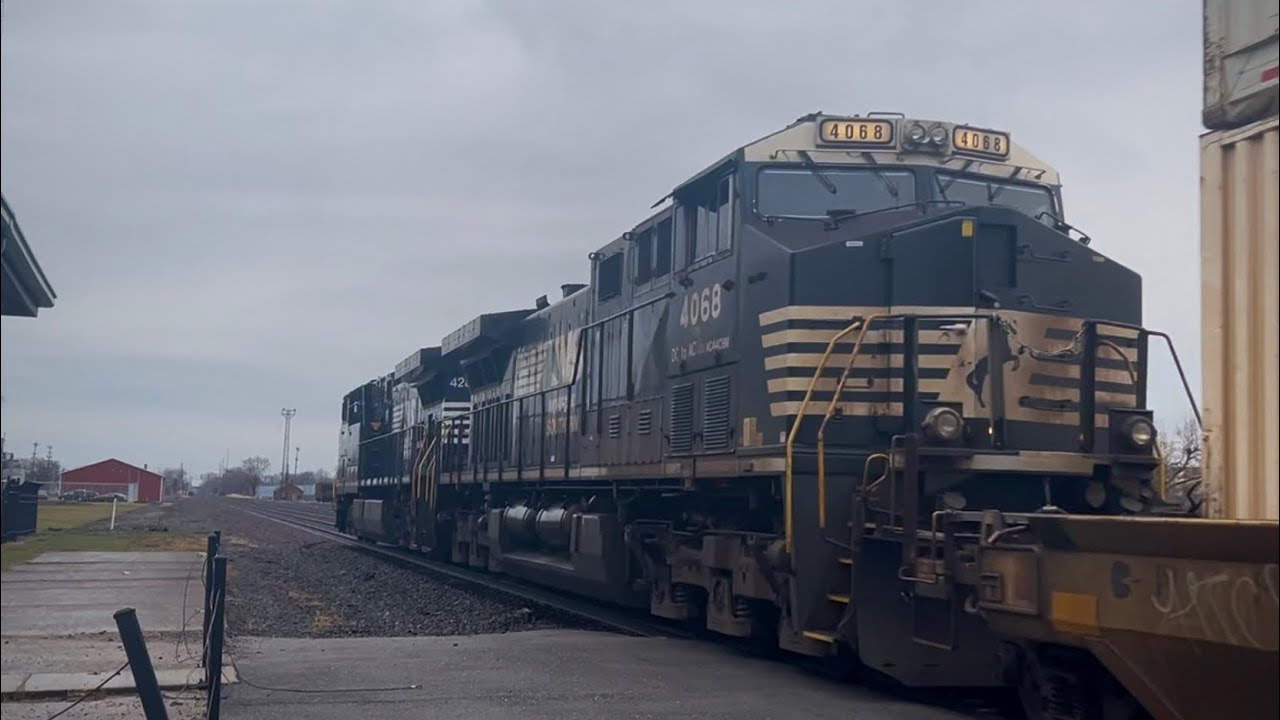 fast intermodal on the NS Chicago line! - YouTube