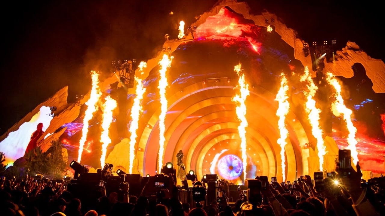 TRAVIS SCOTT ASTROWORLD CONCERT SATANIC RITUAL | RAPS AS PEOPLE SCREAM ...