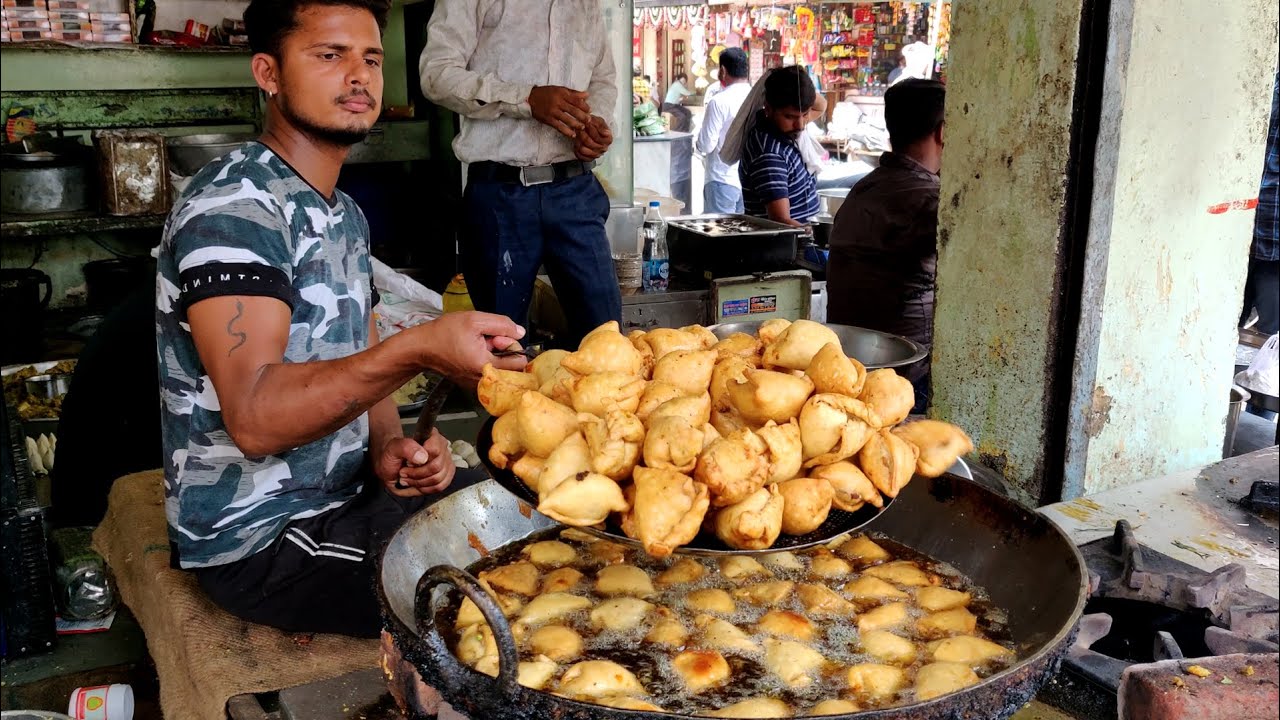 Master of SAMOSA - Only 10/-Rs Samosa Chaat in Madhya Pradesh | Indian ...