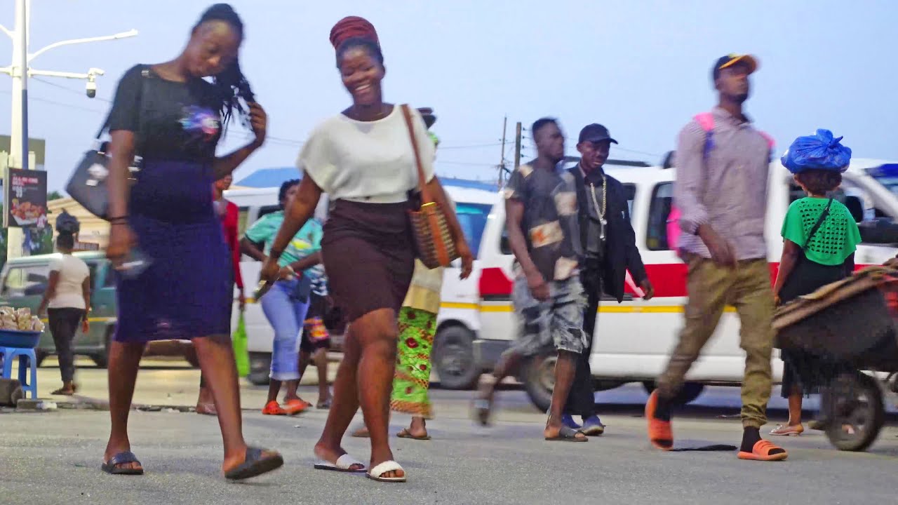 EVENING IN GHANA BUS STATION ||AFRICAN WALK VIDEOS - YouTube