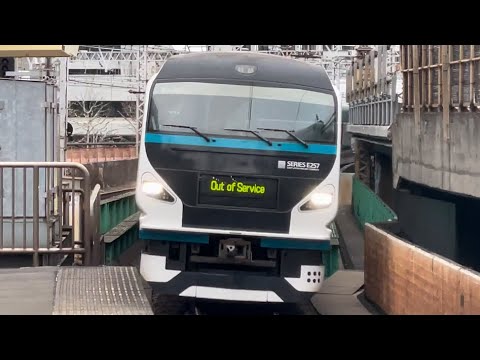 【ジョイント音最高！】E257系2000番台ｵｵNA-06編成が回送電車として新橋駅1番線を通過するシーン（回3083M）2025.2.3.7:28 - YouTube