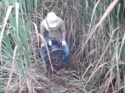 Como se utiliza um trado motorizado. - YouTube