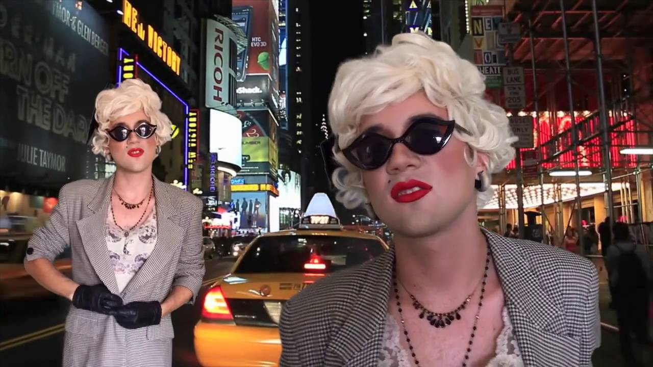 Mrs. Violet va in vacanza - YouTube