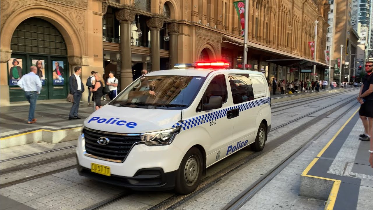 (LIGHTS FLASHING) NSW Police [SYDNEY CITY] Responding | George St ...
