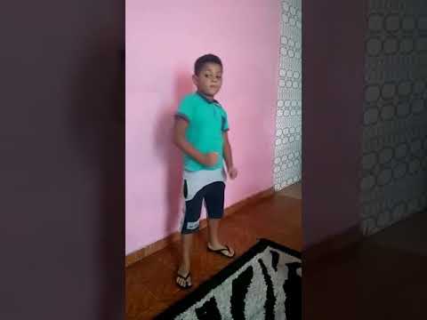 Criança dançando funk kk