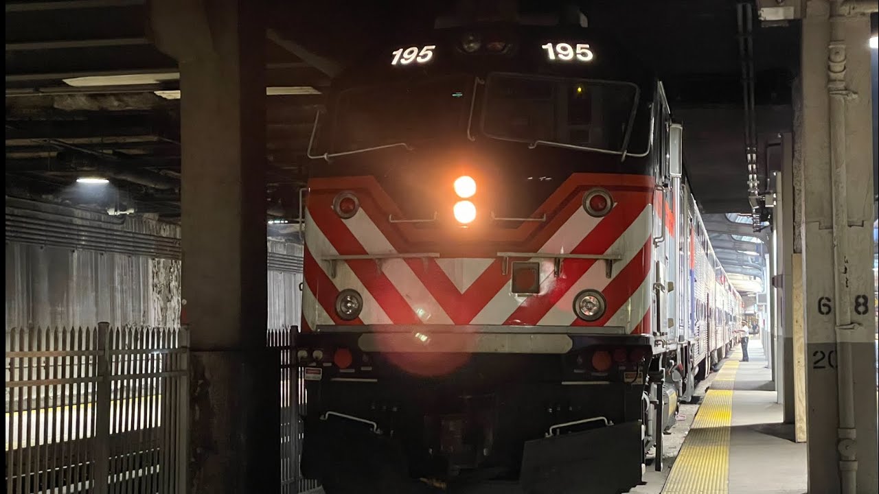 Metra 195 roars a 1275 out of Chicago Union Station - YouTube
