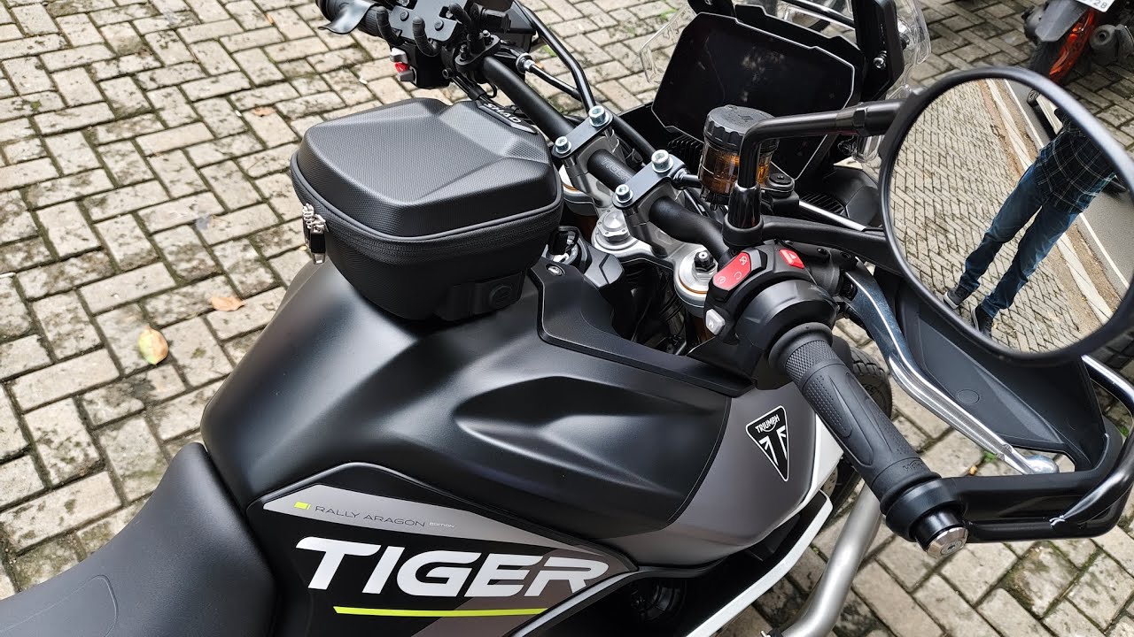 Tank Bag E03CL - Triumph Tiger 900 - YouTube