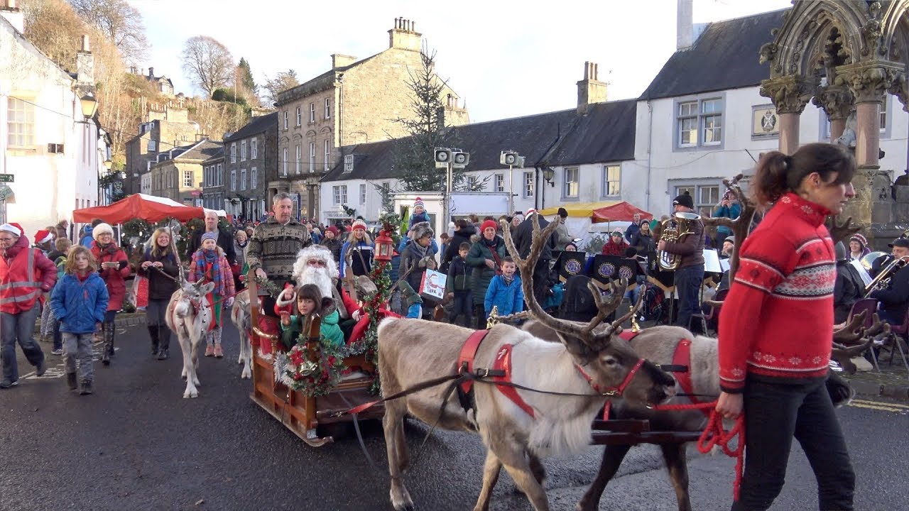 2017 Christmas parade as reindeer pull Santa through Dunkeld & Birnam ...