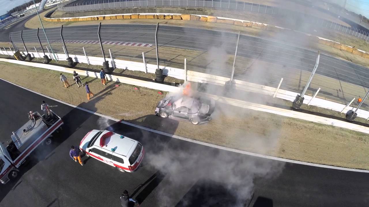 車両火災に遭遇 - Car Fire@Racing Course - YouTube