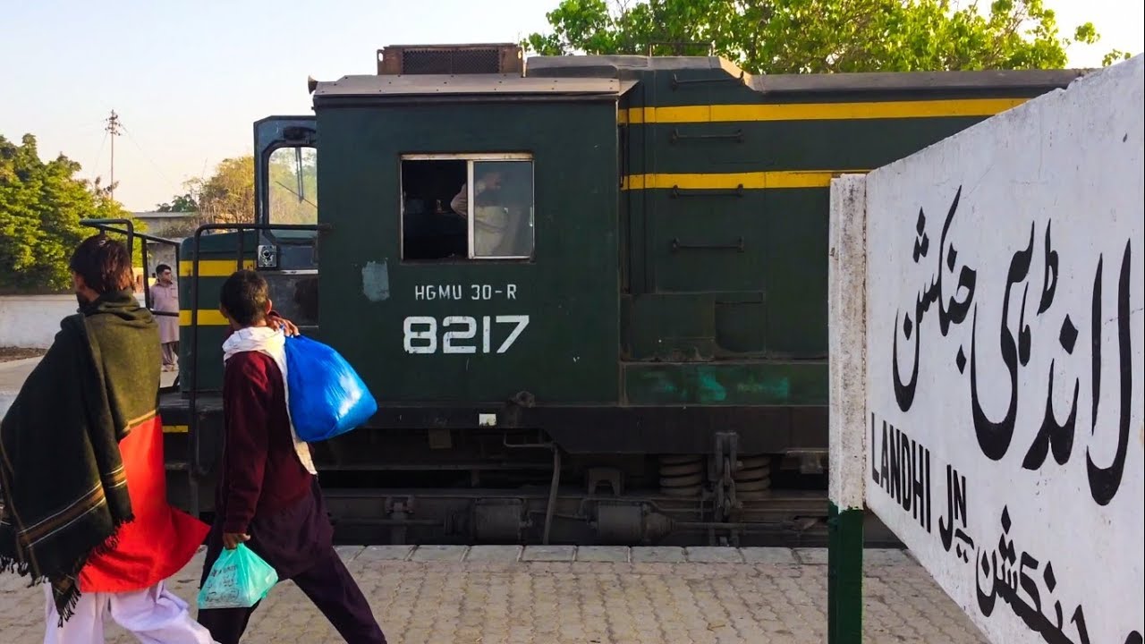 Landhi Junction | Baba Fareed Express DN Arrives | The Warning Bell ...