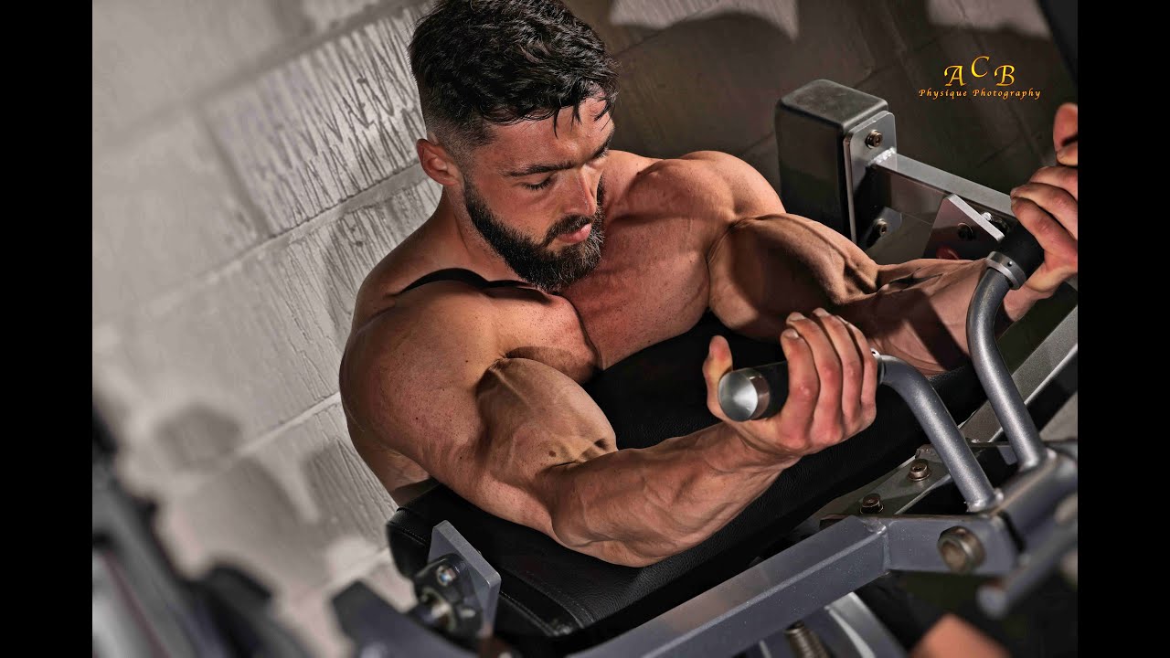 Alex Kent trains arms - YouTube