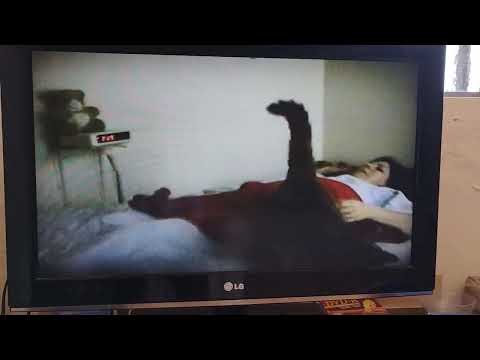 Menina e eu brincando na cama 