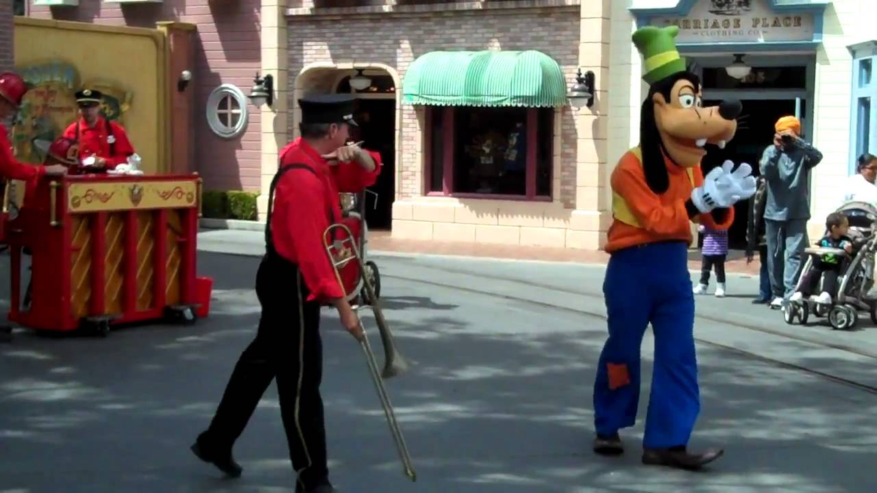 GOOFY DANCING IN DISNEY LAND (HD), CA - YouTube