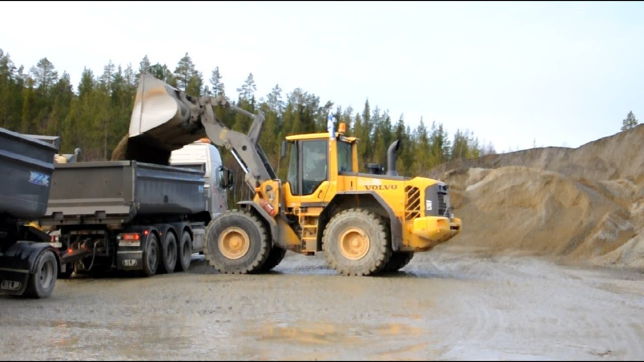 Volvo L110F loading FH Gen I II III - YouTube