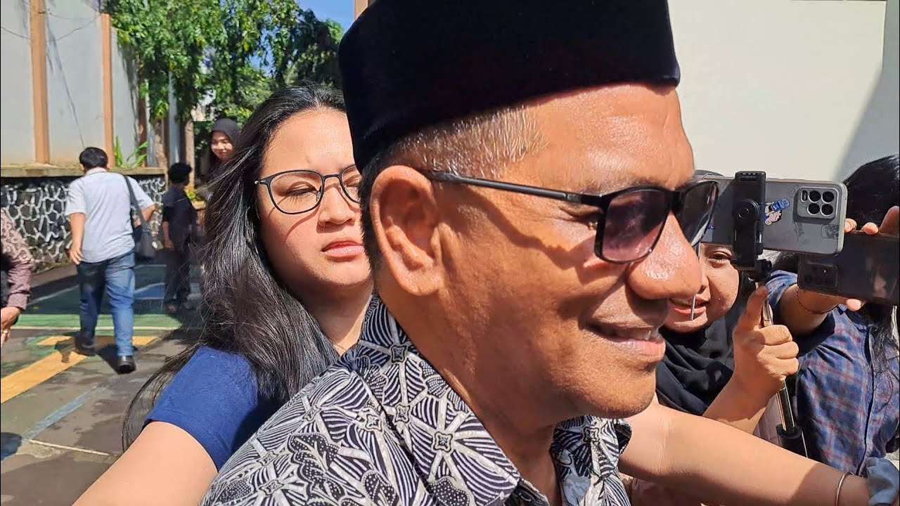 RUSTAM EFFENDY HANYA LEMPARKAN SENYUMAN SAAT DITANYA AWAK MEDIA - YouTube