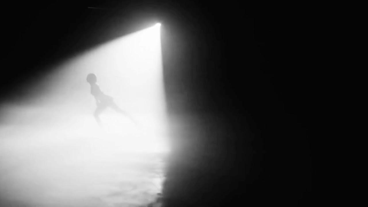 Euphoria - Sydney Sweeney dancing on roller skates - YouTube