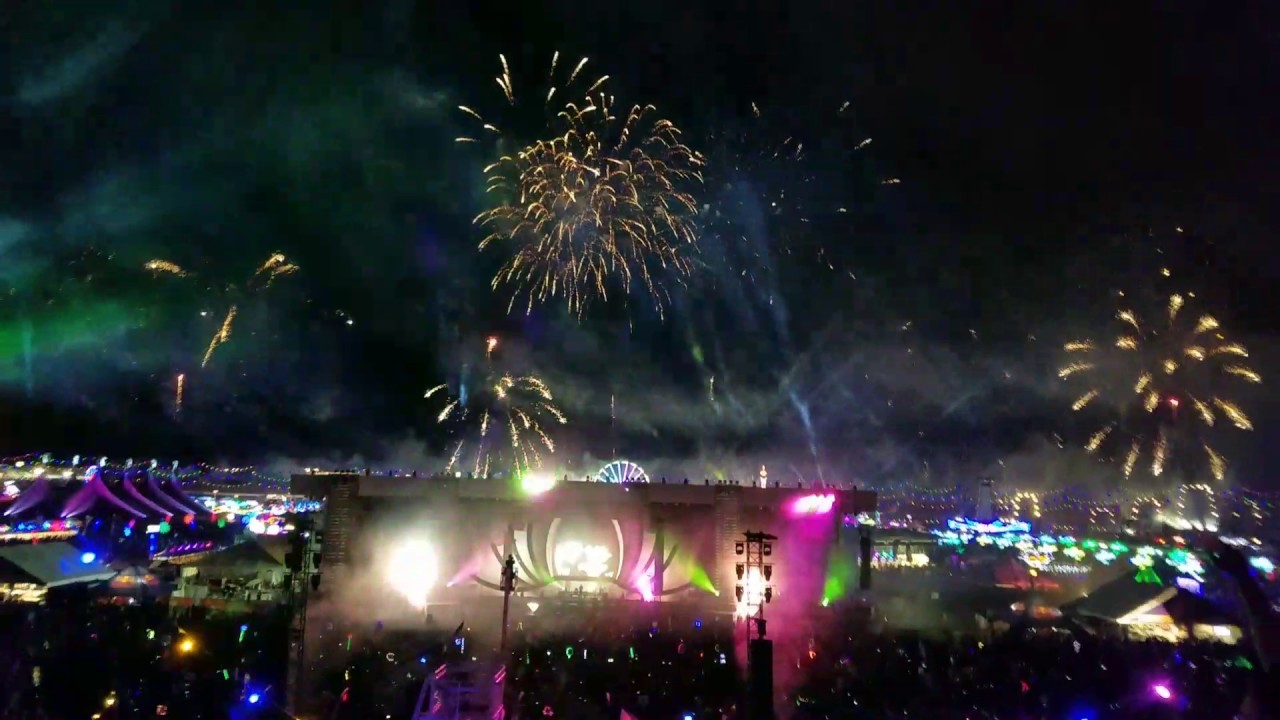 EDC Las Vegas 2017 Day 2 Fireworks w/ Porter Robinson - YouTube