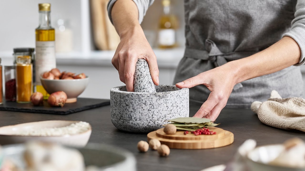 Joseph Joseph Dash™ Pestle & Mortar with Bamboo Lid | 20176 - YouTube