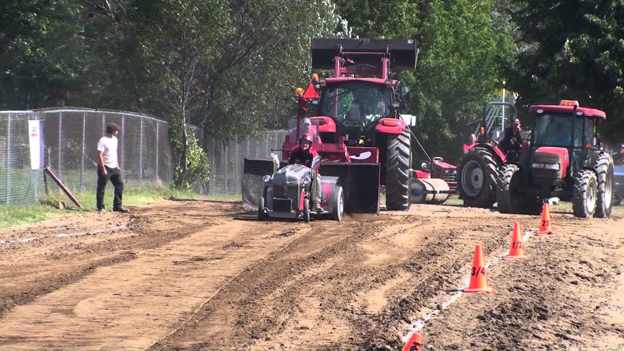 mini hot rod tractor pulling - YouTube