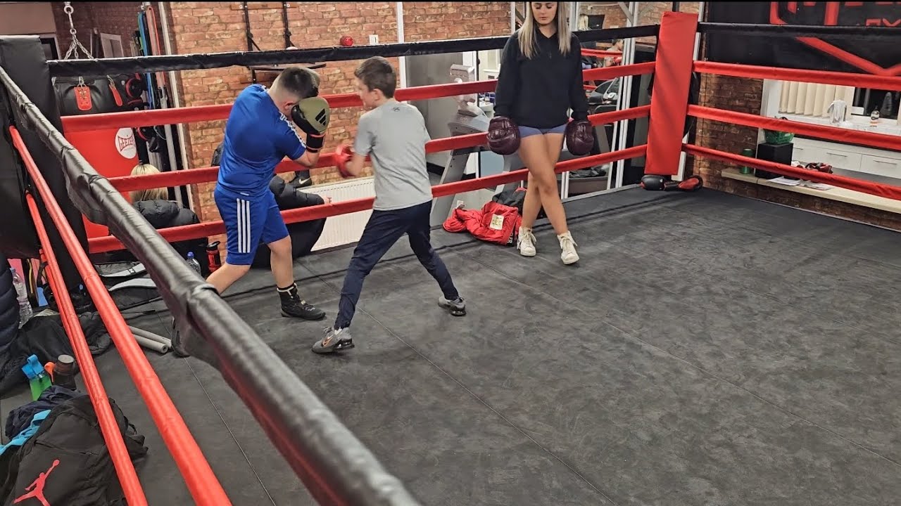 Boxing sparring, bag work and defence in the ring. - YouTube