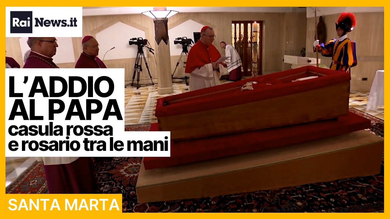 Il Papa è stato traslato nella Cappella di Santa Marta: casula rossa e ...