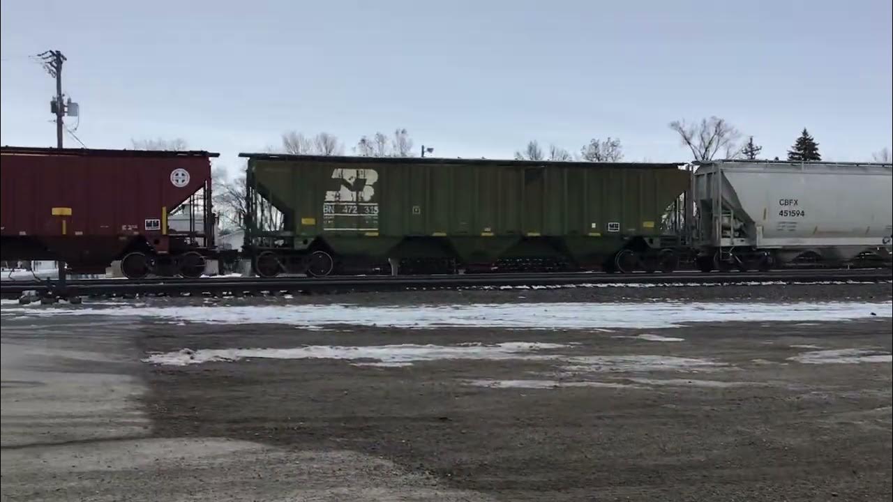 BNSF T-4 Leads Slow Manifest Past A Yellow Light In Dilworth MN - YouTube