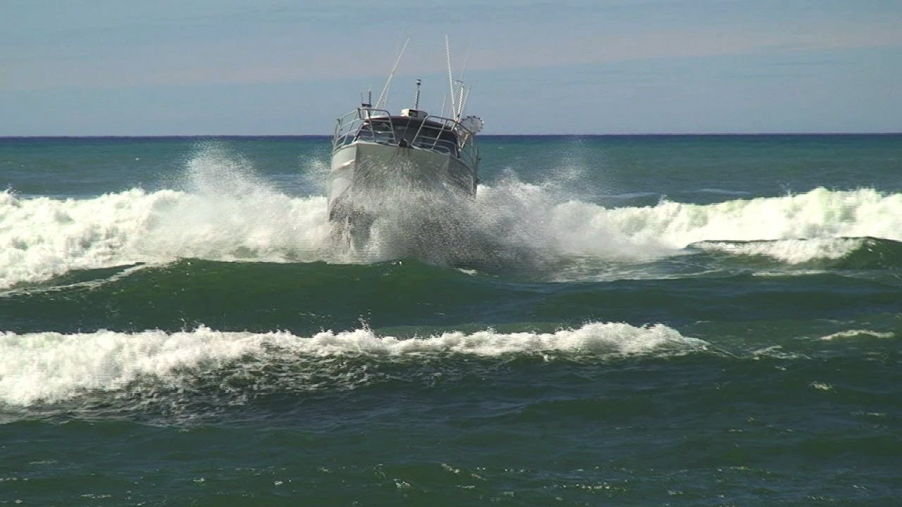 AWESOME Skippers Show How to Cross a DANGEROUS Bar!! - YouTube