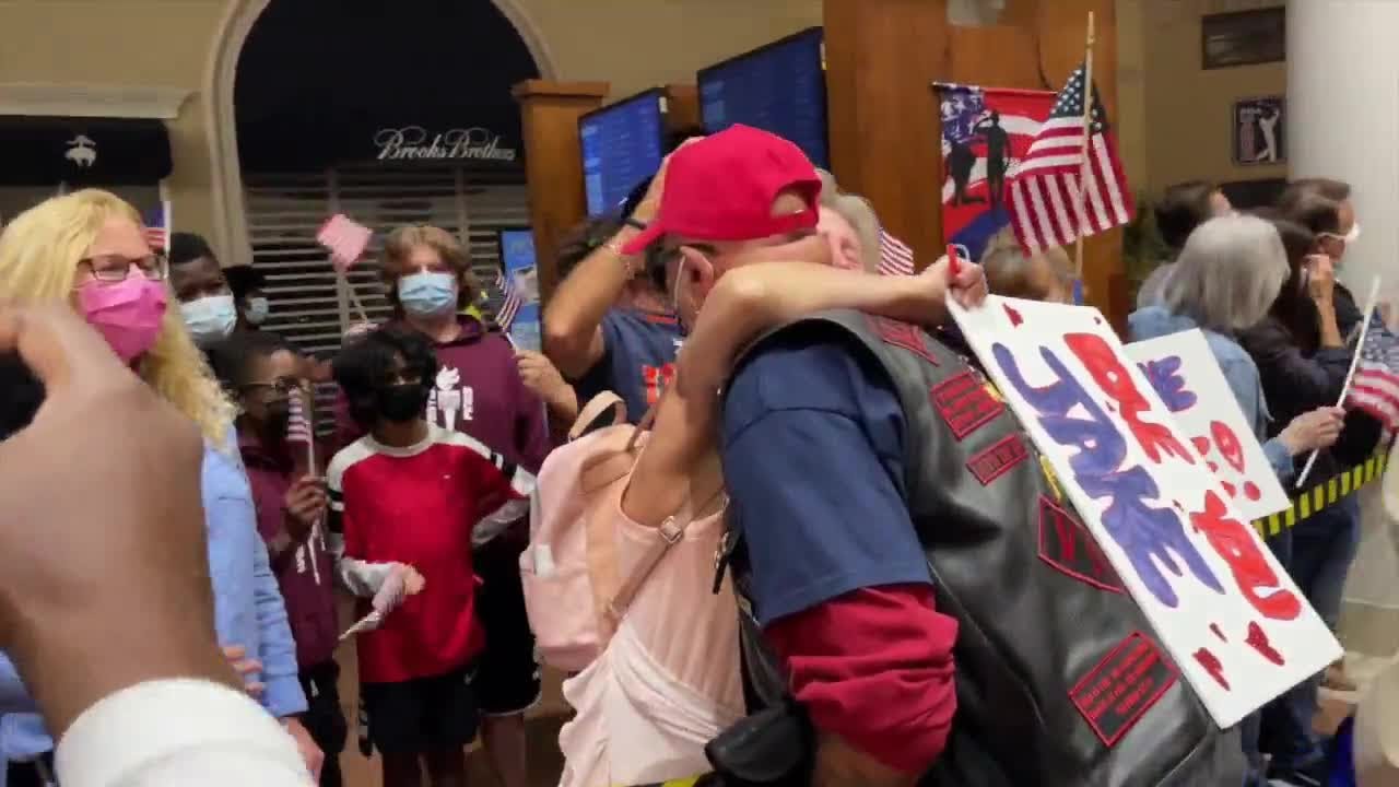 78 veterans return home from their Honor Flight - YouTube