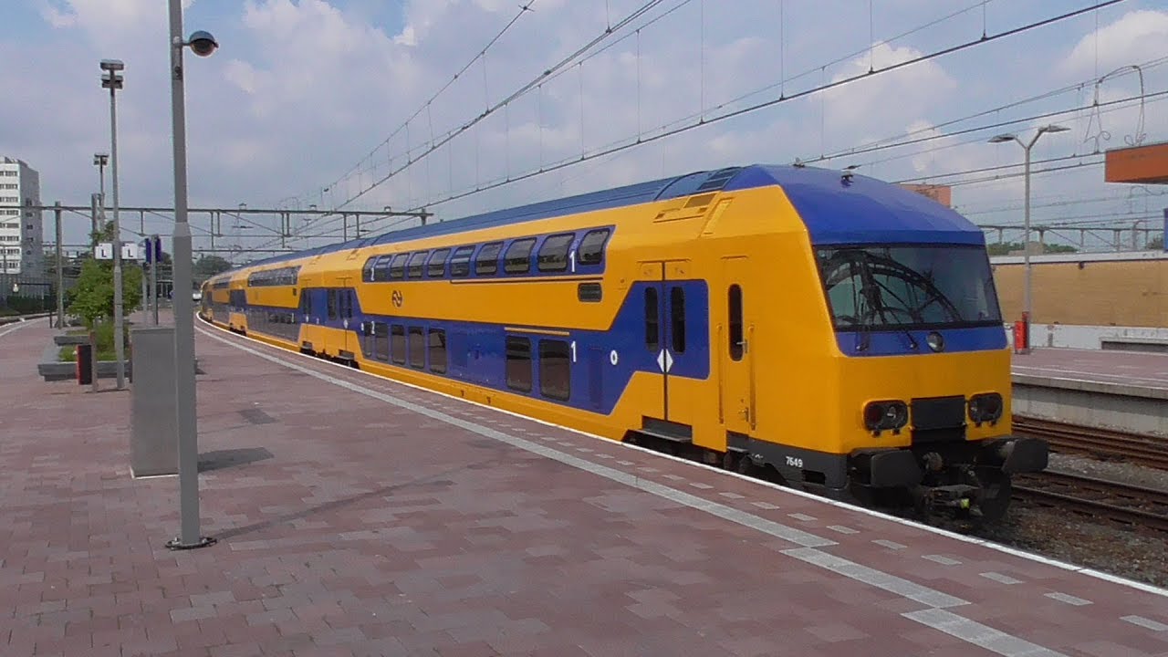 NS DDZ 7649 komt aan en SGM 2957 vertrekt op station Rotterdam Centraal ...