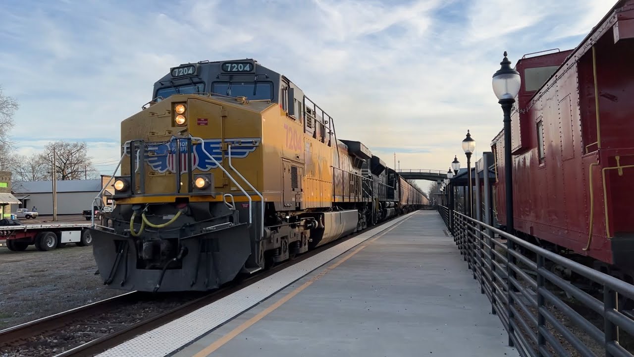 UP AC44CW 7204 Leads NB Grain Train - YouTube