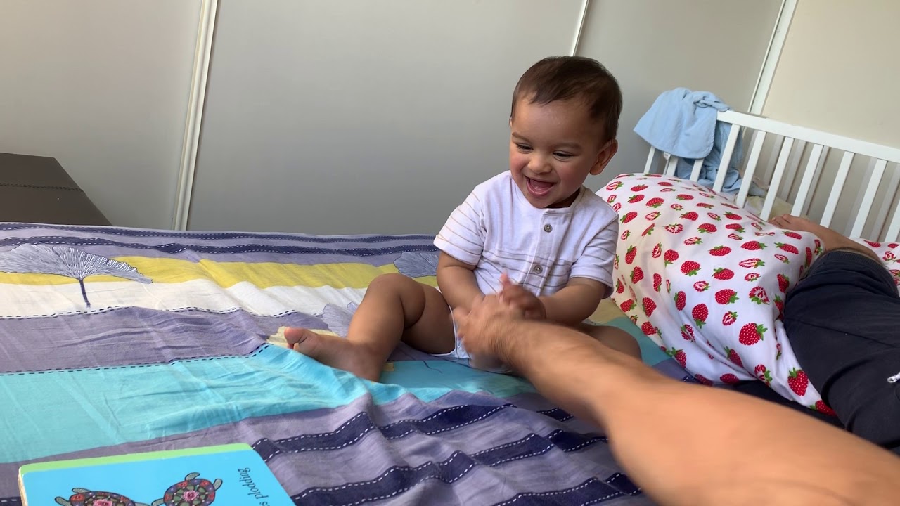 Baby n daddy reading book - YouTube